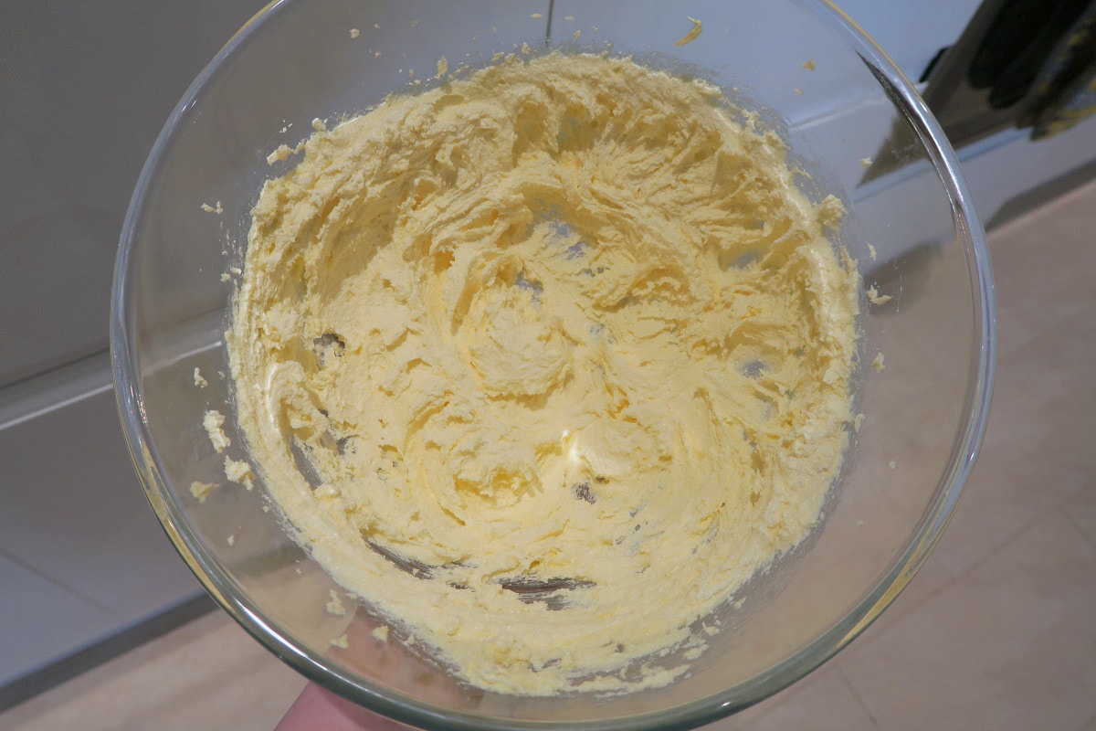 Vanilla Traybake Cake - The Baking Explorer