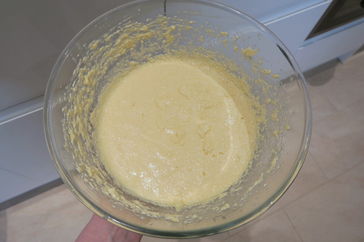 Vanilla Traybake Cake - The Baking Explorer
