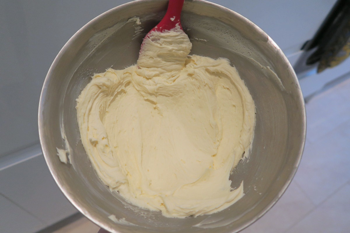 Vanilla Traybake Cake - The Baking Explorer